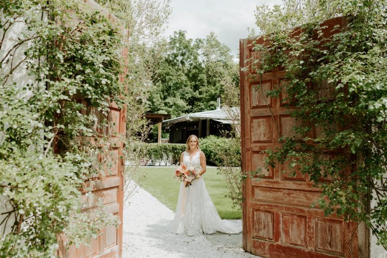 A Summer Valley Rock Inn Wedding - Anais Possamai Photography