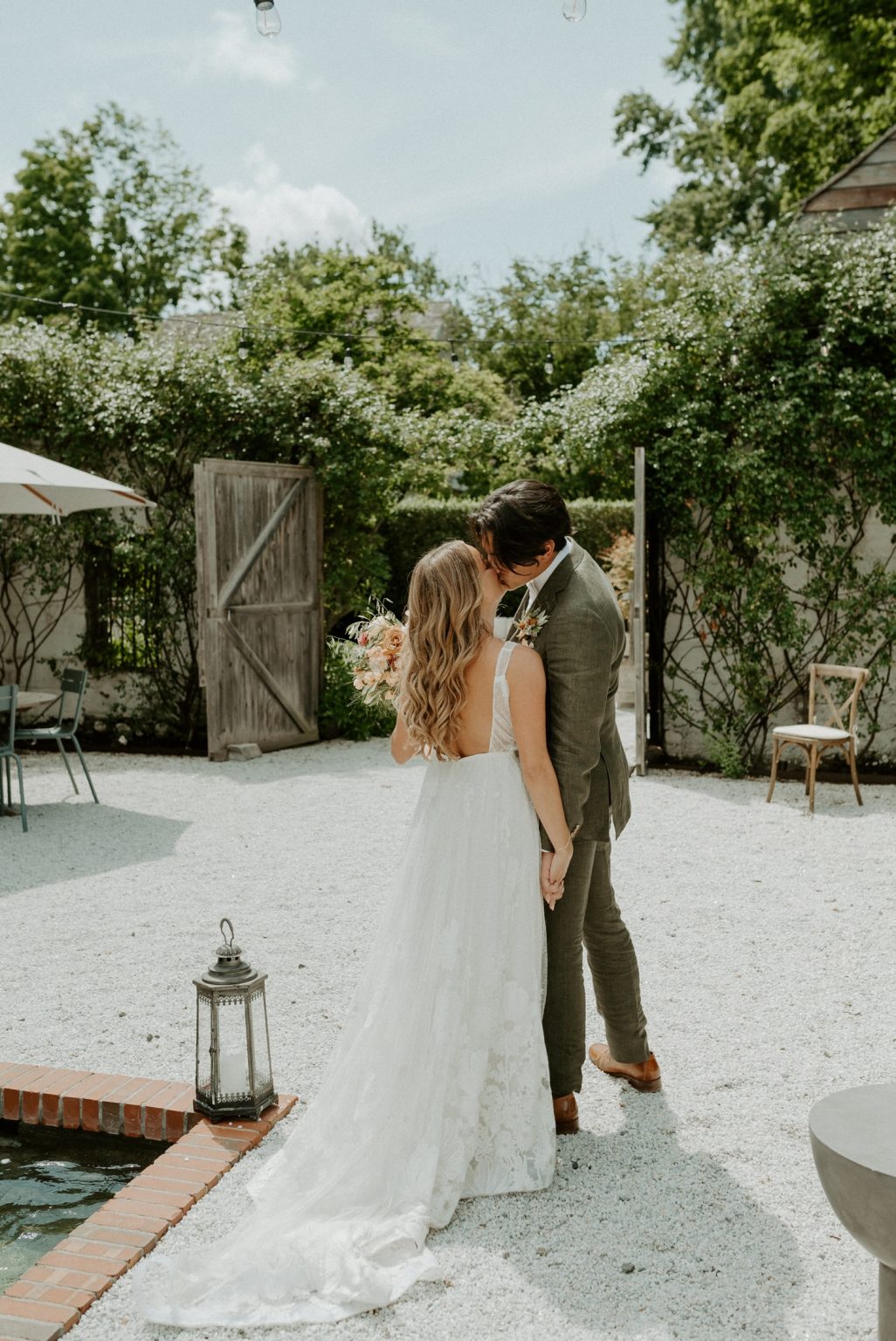 A Summer Valley Rock Inn Wedding - Anais Possamai Photography