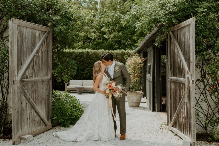 A Summer Valley Rock Inn Wedding - Anais Possamai Photography